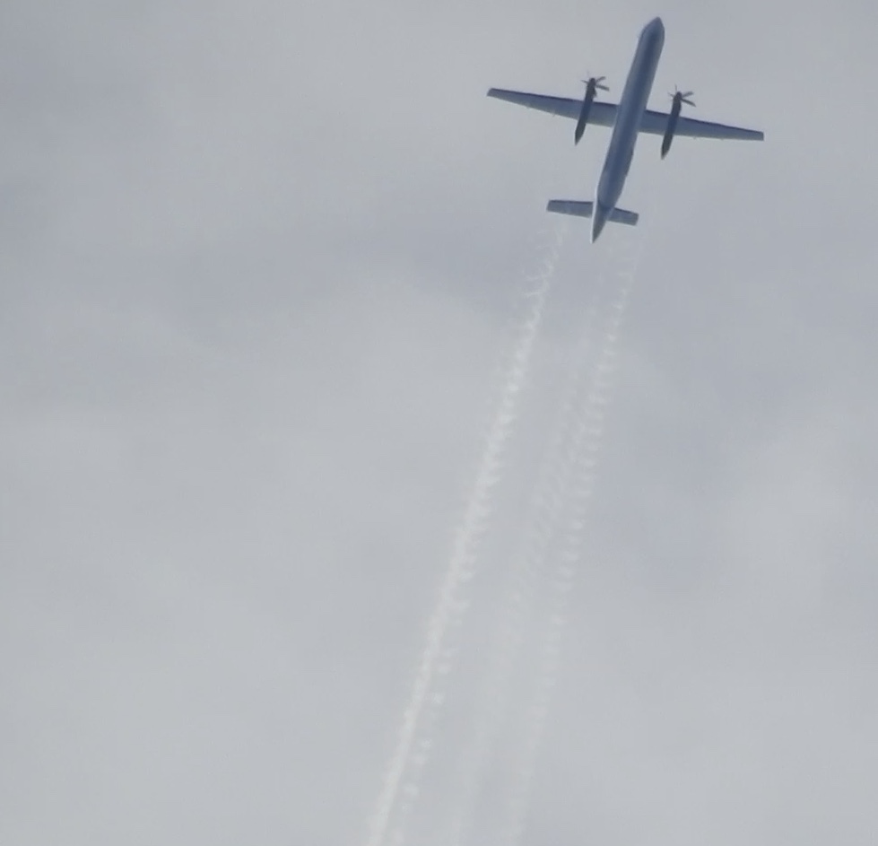 Black and White Contrail - Above or Below | Metabunk