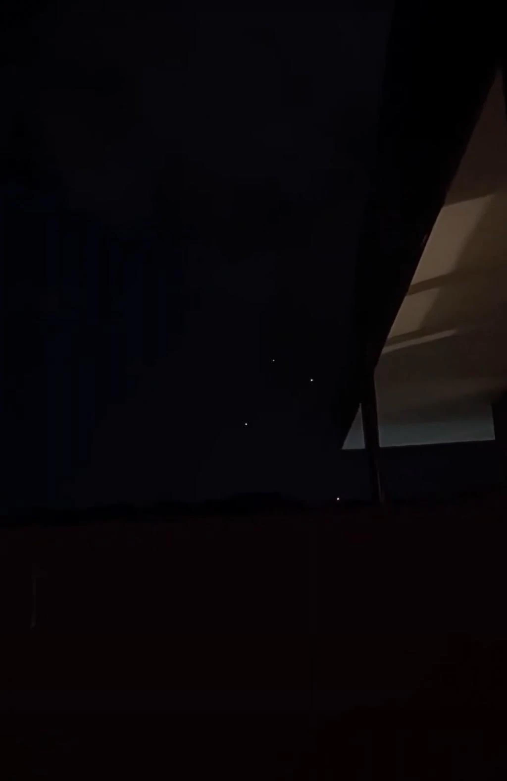 Claim: Giant triangle UFO captured in Wyong, Sydney Feb 2023 | Metabunk