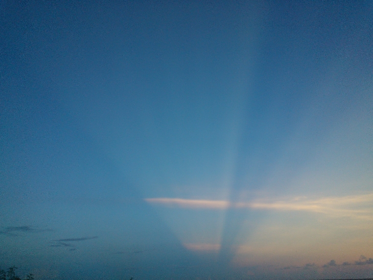 Strange straight line in the sky [Anticrepuscular ray] | Metabunk