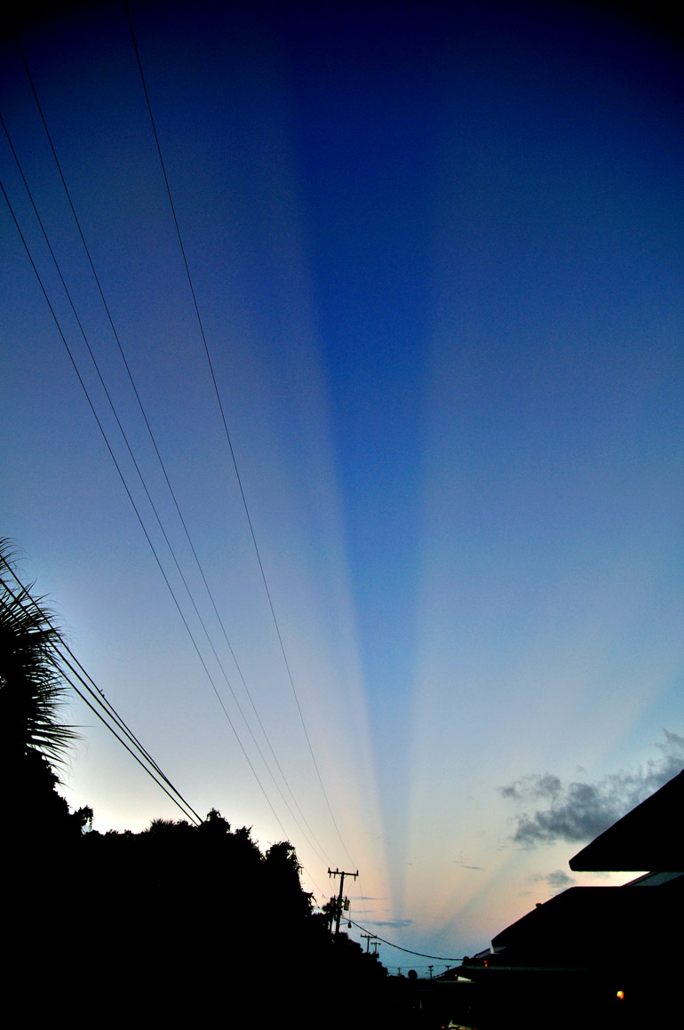 Strange straight line in the sky [Anticrepuscular ray] | Metabunk