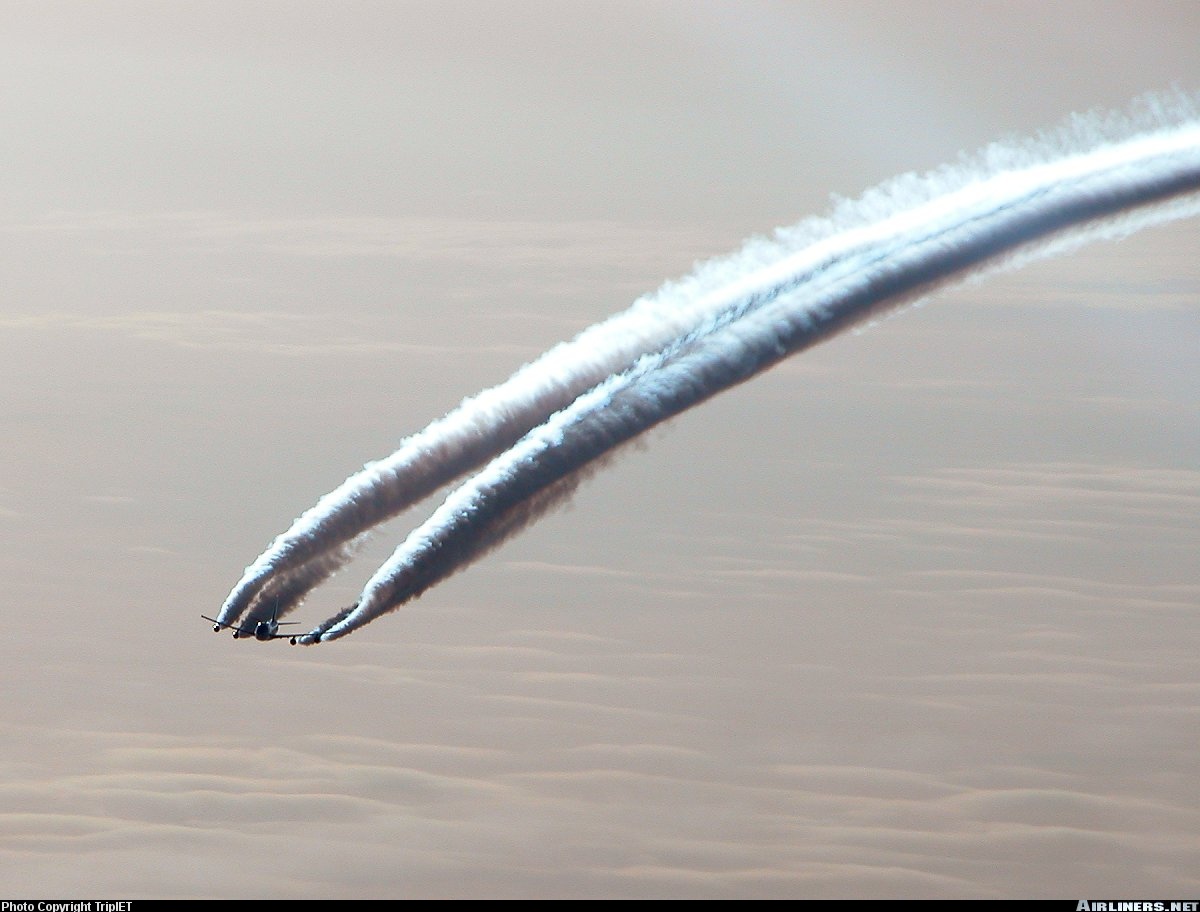 2 contrails from 1 engine? | Metabunk