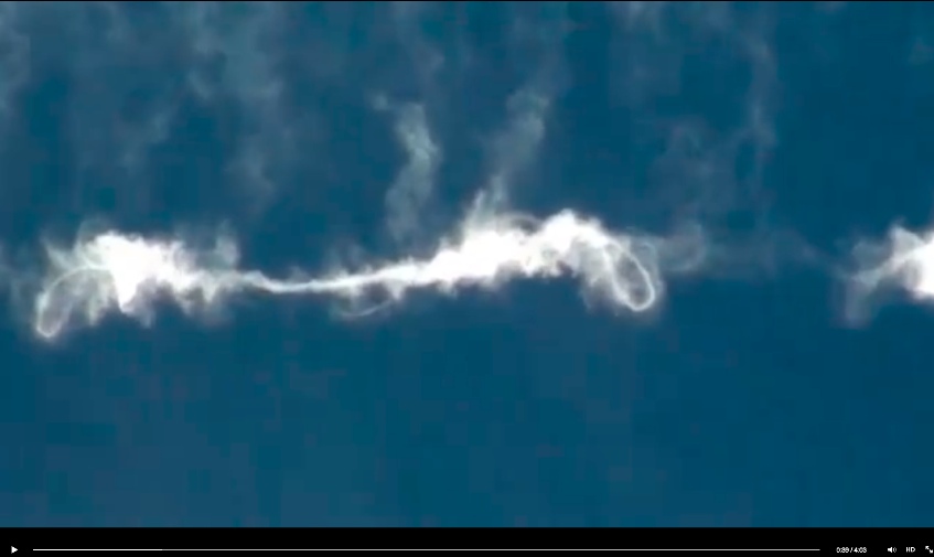 Thin Loops and curves within a contrail [Hybrid contrail, Crow ...