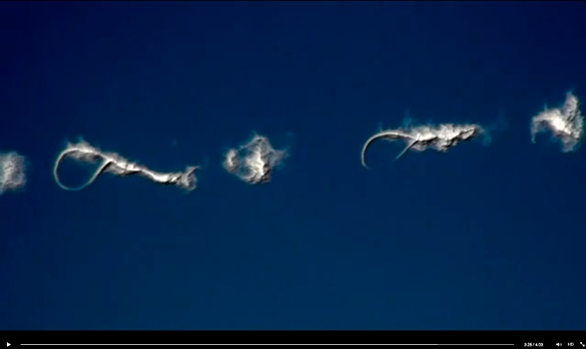 Thin Loops and curves within a contrail [Hybrid contrail, Crow ...