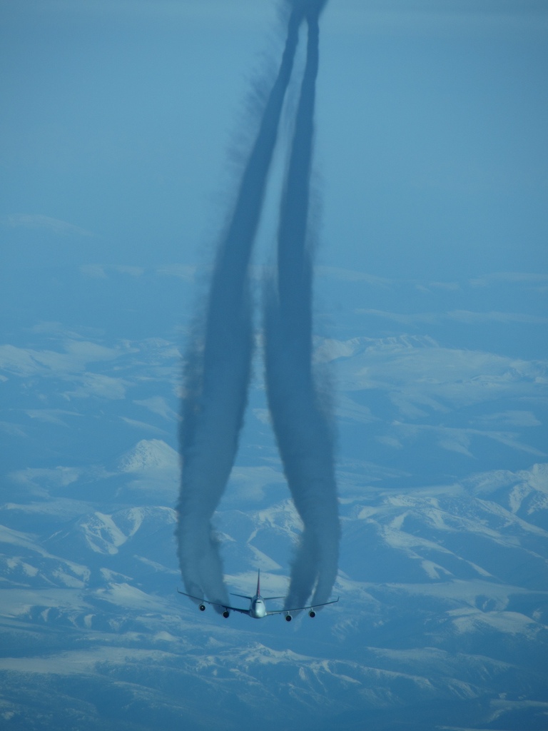 2 contrails from 1 engine? | Metabunk