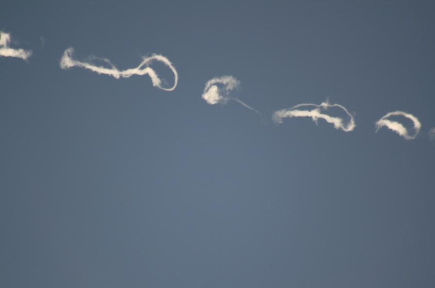 Weird black ring appears in the sky [Pyrotechnic Smoke Ring] | Metabunk